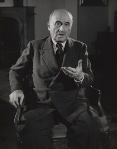 Biographie - Institut Jean Monnet