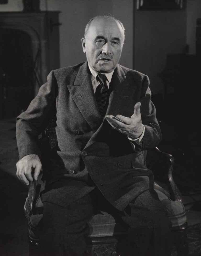 Biographie - Institut Jean Monnet